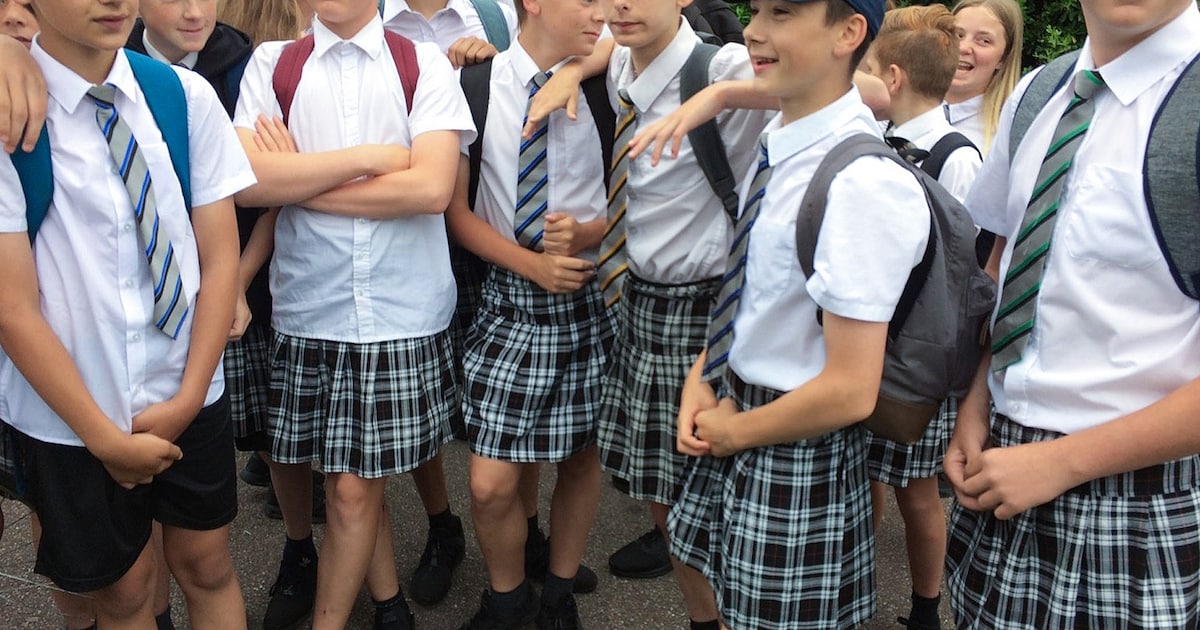 Engelse jongens dragen rokjes naar school