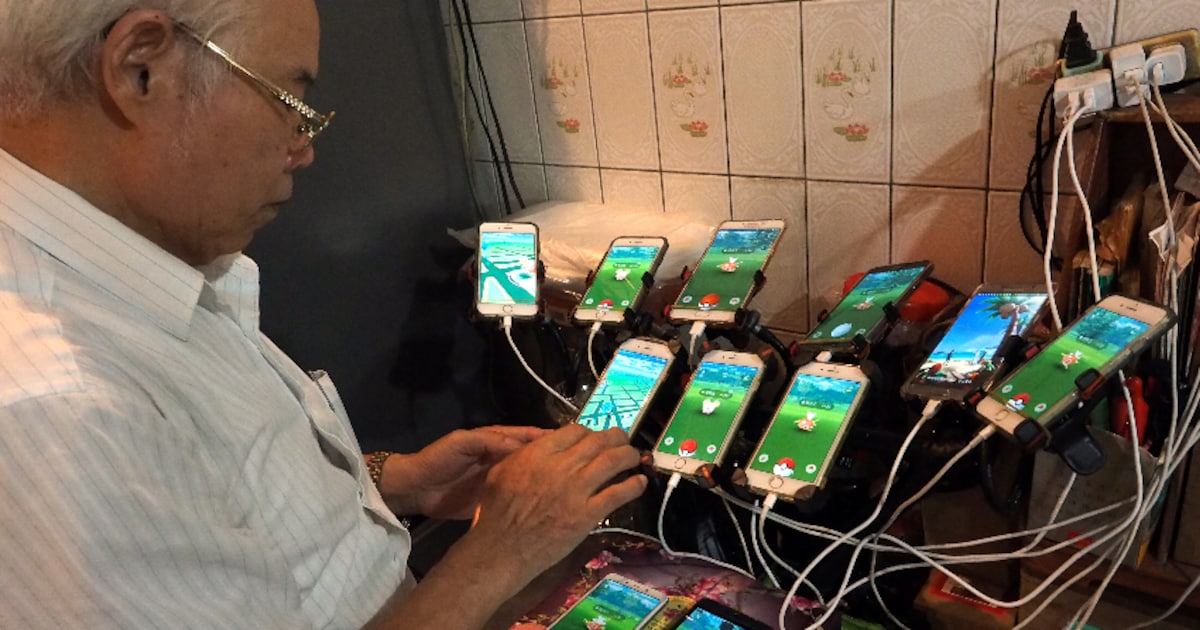 Opa speelt Pokémon Go op 15 telefoons