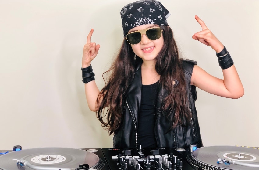 DJ Michelle (9) is nu al beroemd als DJ