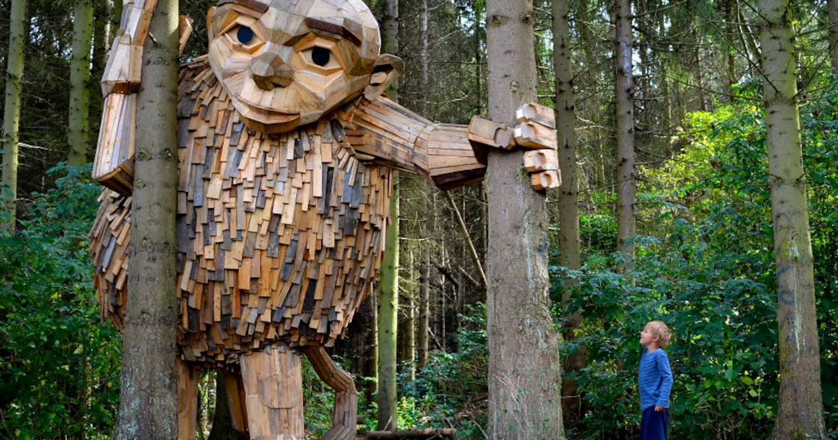 Deense kunstenaar verstopt houten reuzen in het bos