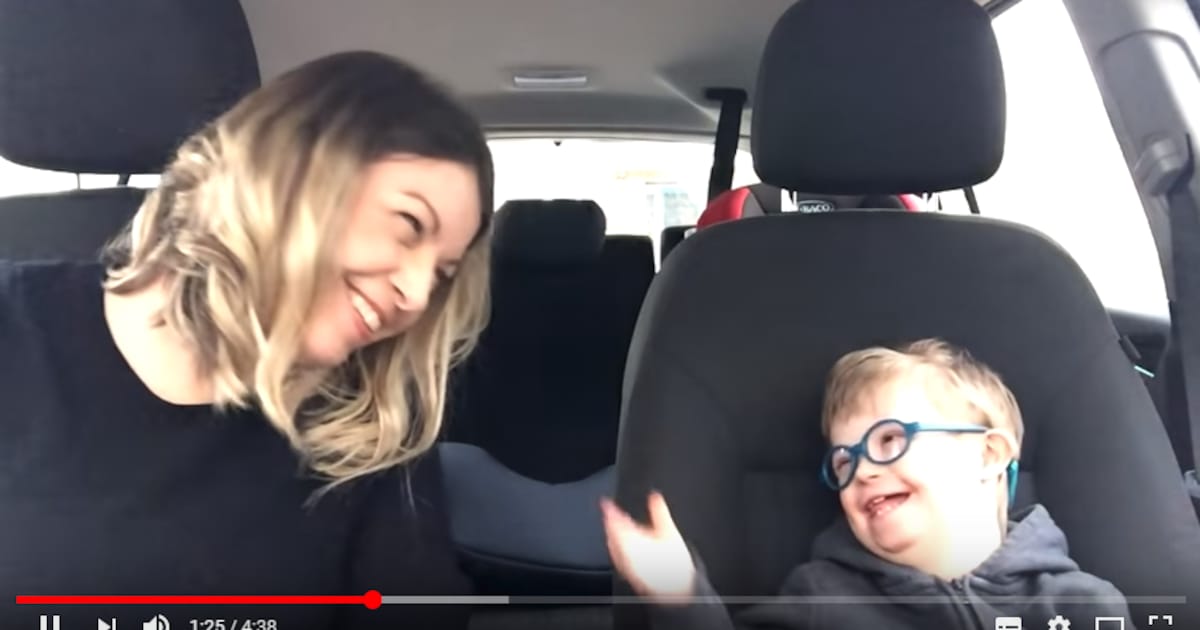 Filmpje: karaoke in de auto