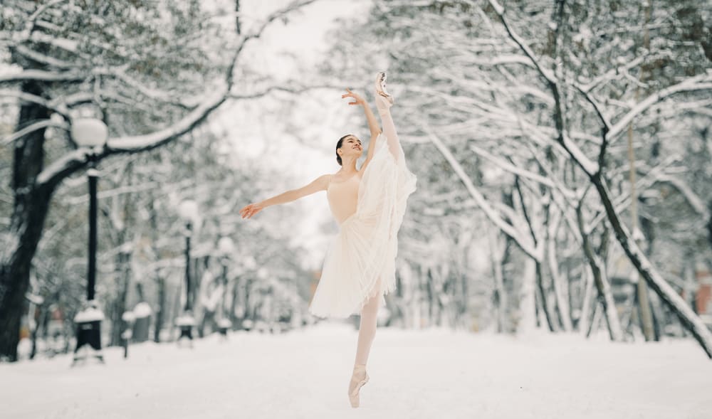 Filmpje: ballerina danst in de sneeuw uit protest