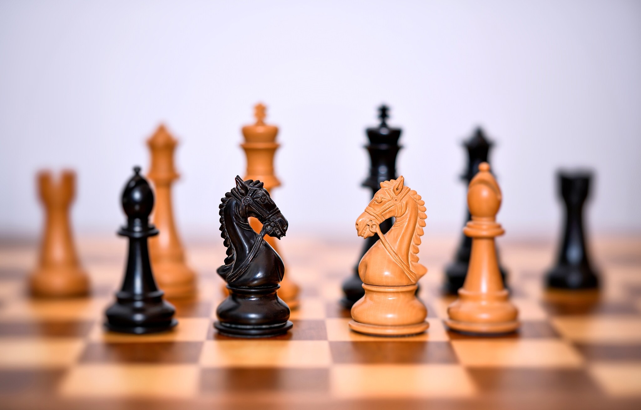 Jonge schaker speelt vals