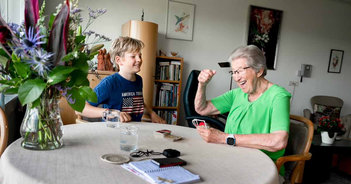 Tibbe (12) eet samen met Lucie (90) tegen eenzaamheid
