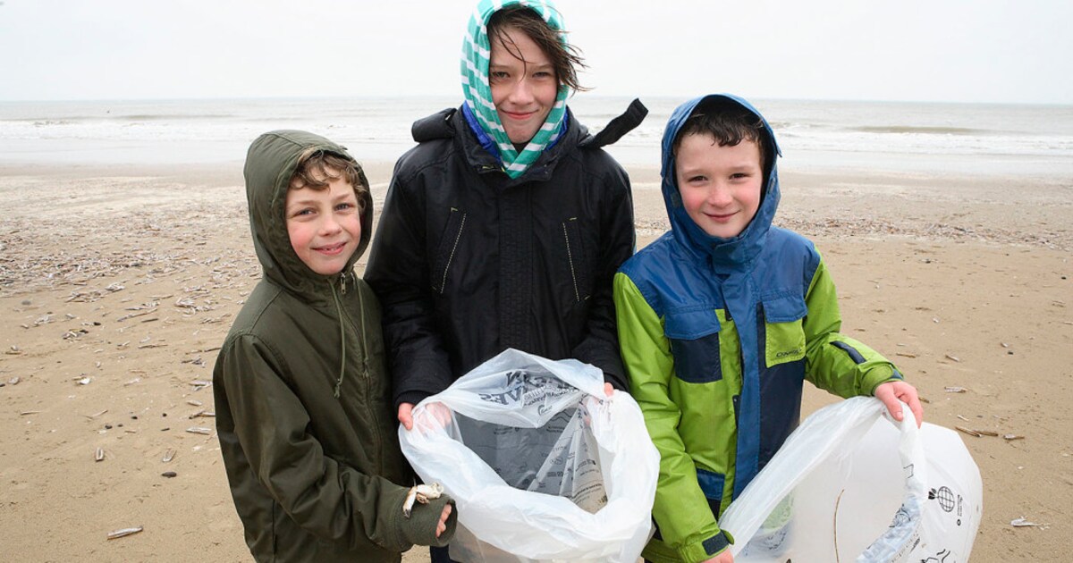 Jim en Quinten maken het strand schoon