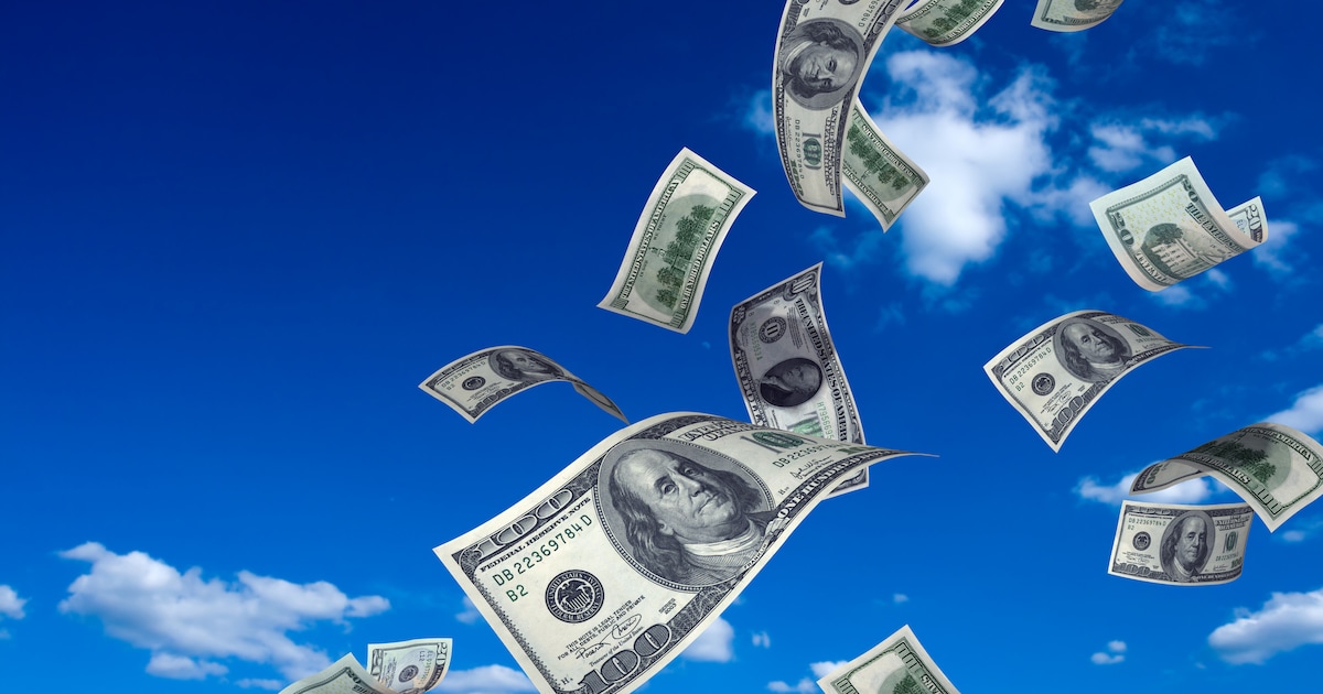 Het regent geld! Man gooit dollars uit helikopter