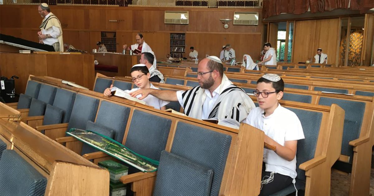 Joden bidden in een synagoge