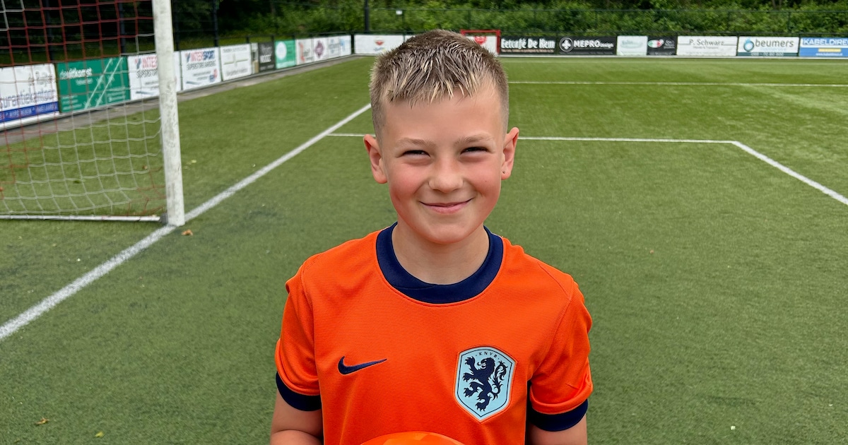 Jason (10) is een groot voetbalfan