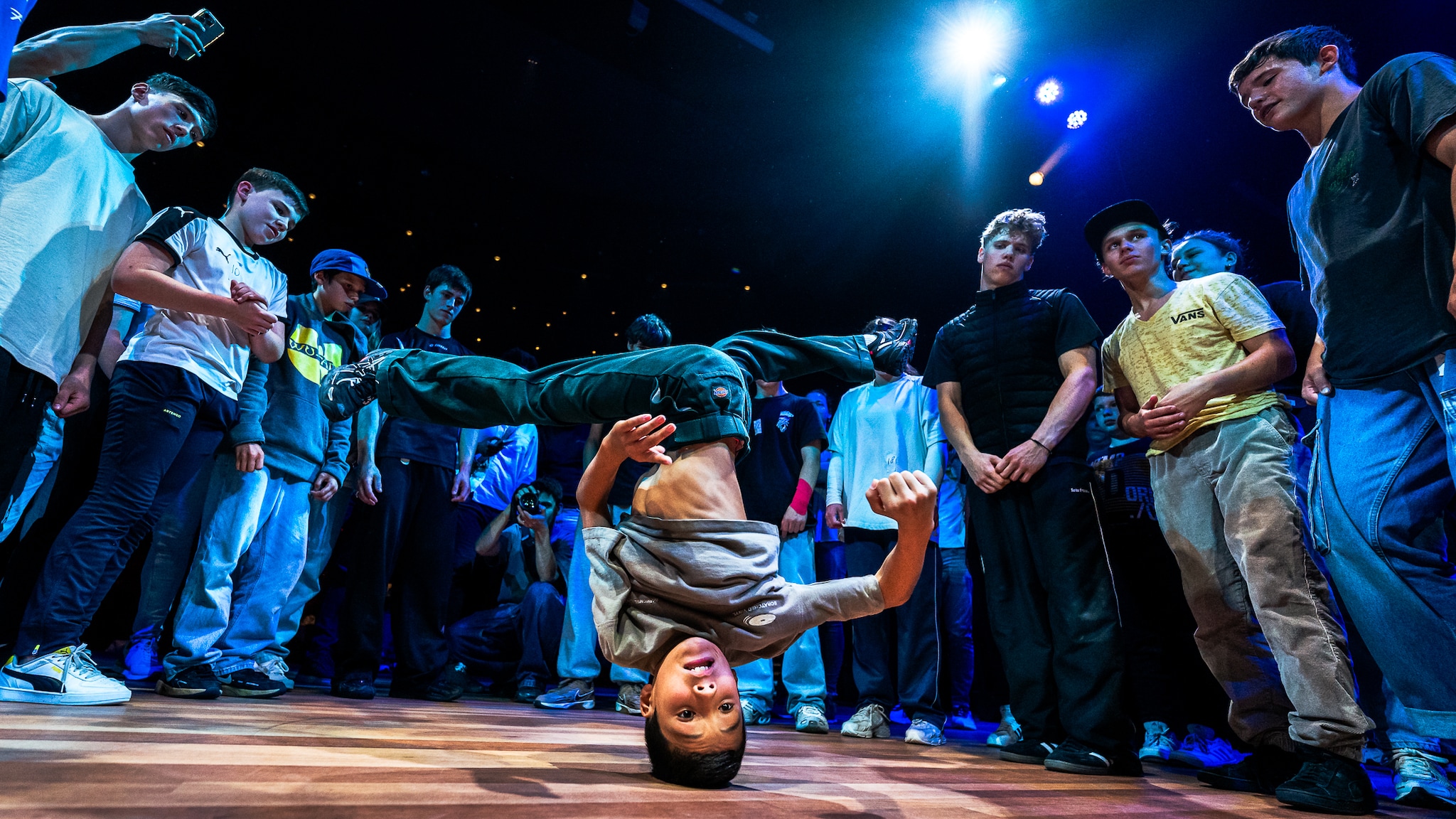 Seigo (12) en Salala (13) dansen voor jarig Amsterdam - Kidsweek