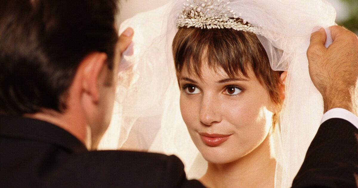 Uitdrukking uitgelegd: ‘Een tipje van de sluier oplichten’ - Kidsweek