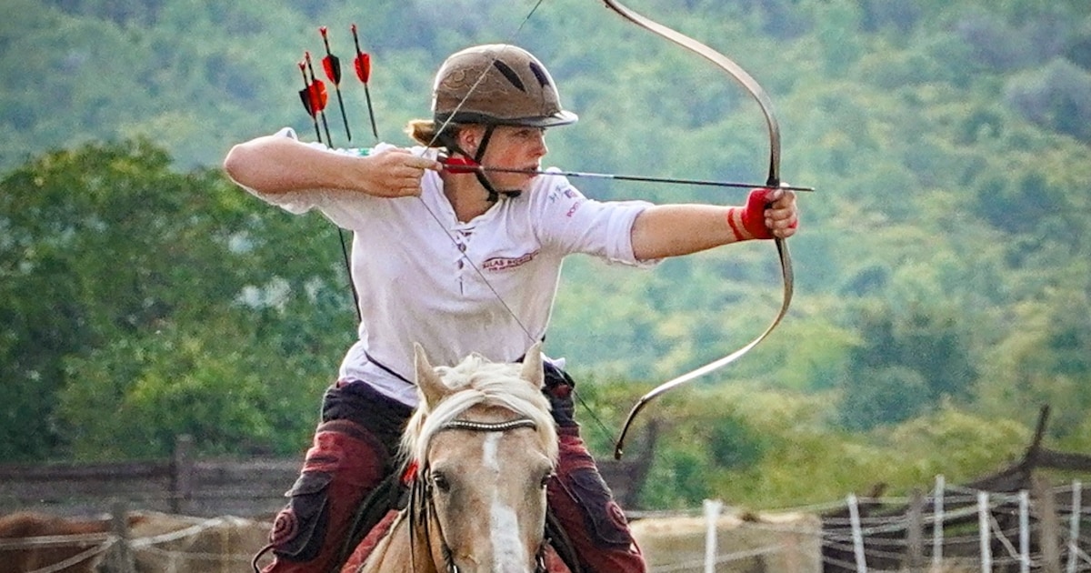 Silas (14) doet mee aan het WK horseback archery: ‘Ik voel me soms net een ridder’