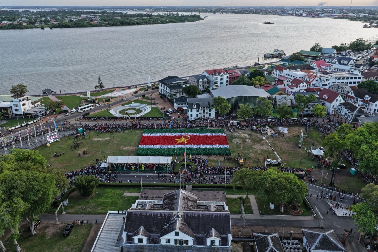 Suriname viert 50 jaar onafhankelijkheid - Kidsweek