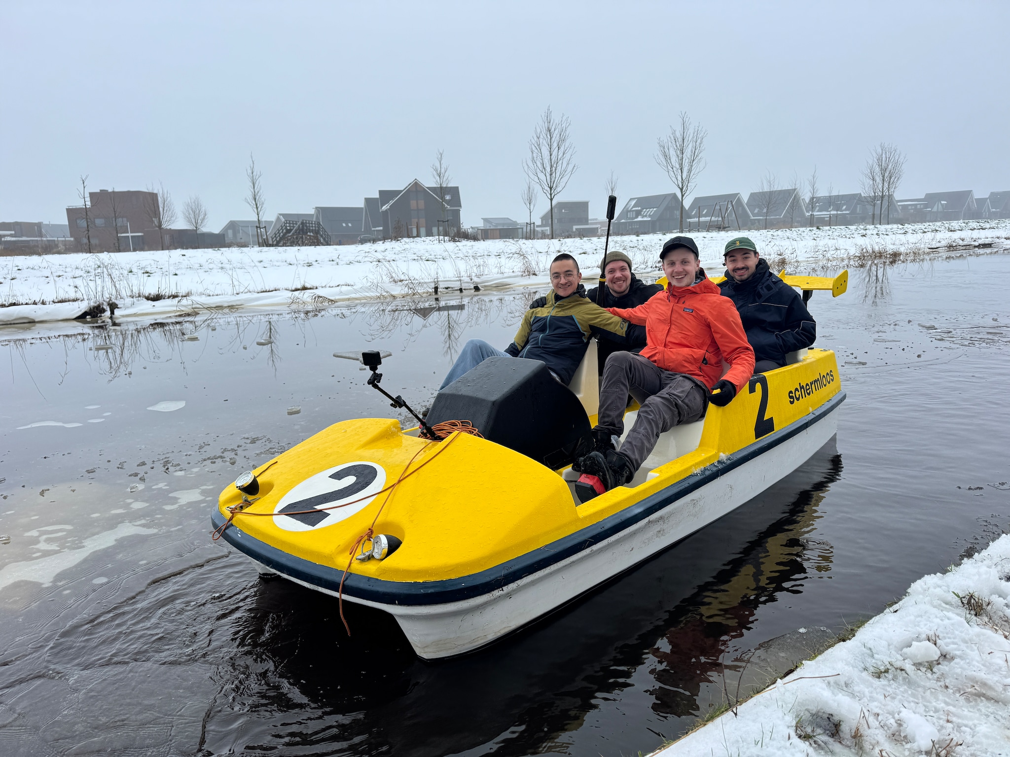 Vrienden doen de Elfstedentocht op een waterfiets - Kidsweek
