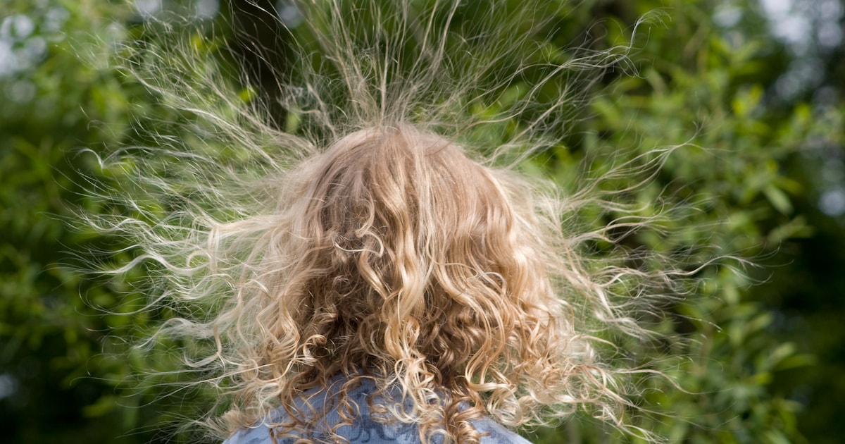 Winterse ongemakken: Dit kun je doen tegen statisch haar - Kidsweek