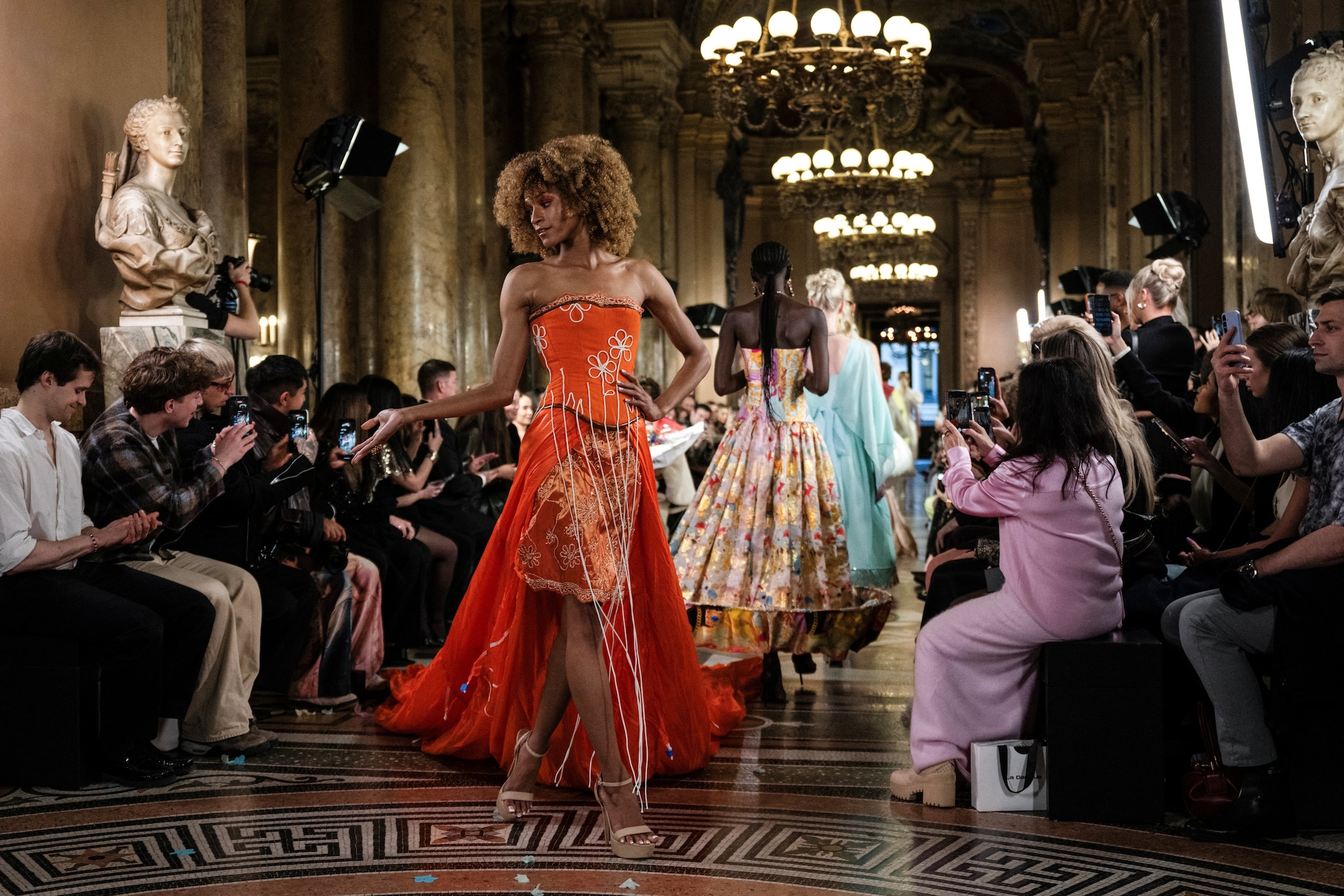 Max Alexander (10) is jongste modeontwerper ooit op Paris Fashion Week ...