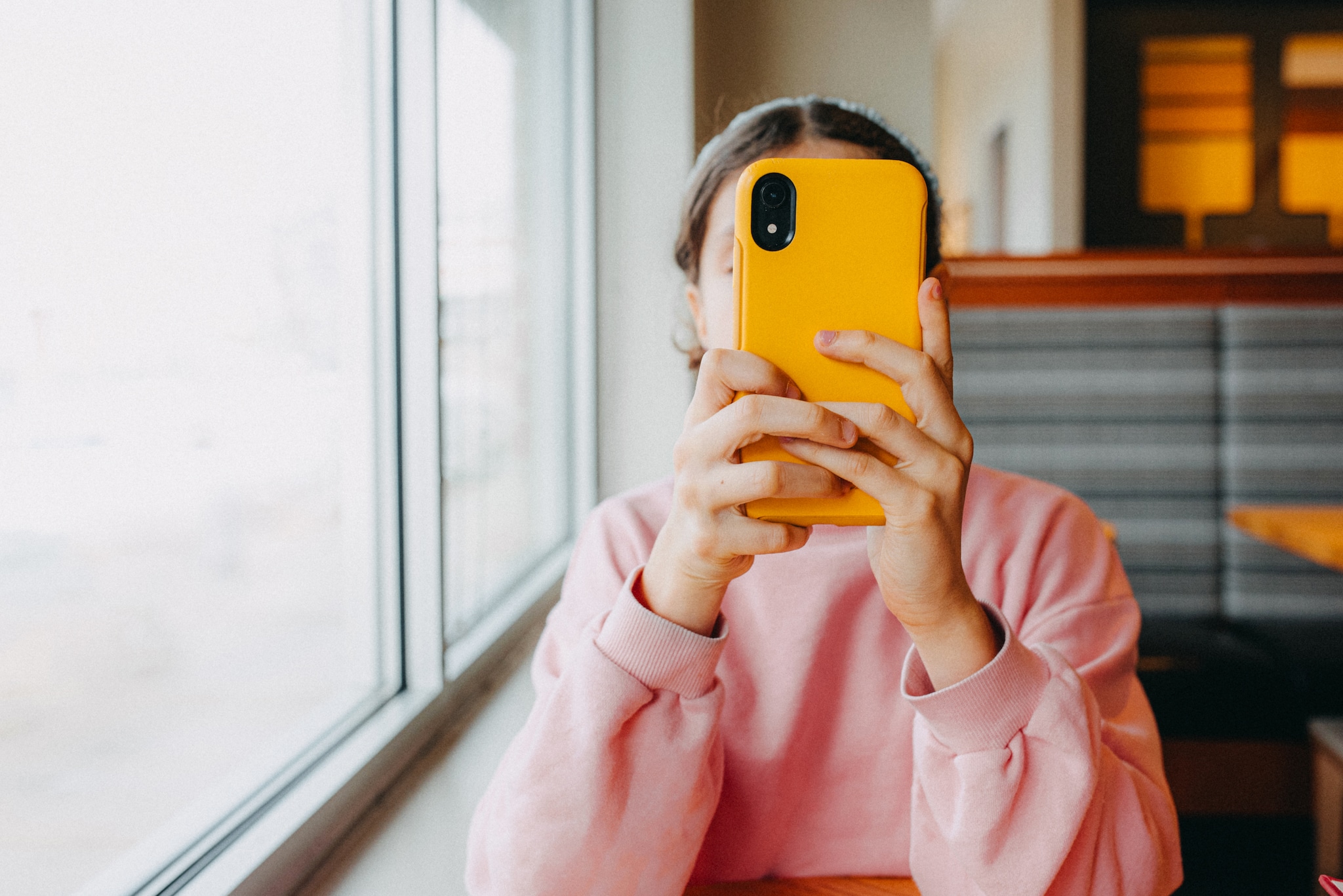 Politie waarschuwt: ‘Stop met meidenhuizen op WhatsApp’ - Kidsweek